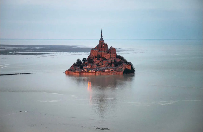 Les grandes marées transforment le Mont-Saint-Michel qui redevient une île, un événement rare